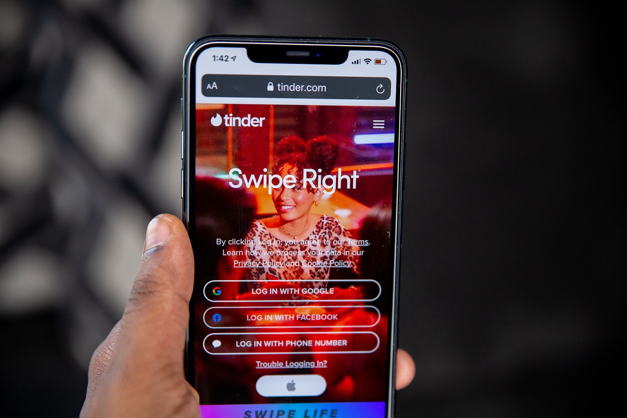 Od ilu lat jest Tinder - czy można poniżej +18? - David Durden